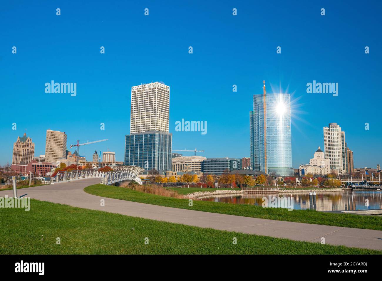 Milwaukee skyline with city reflection in lake Michigan and harbor pier ...