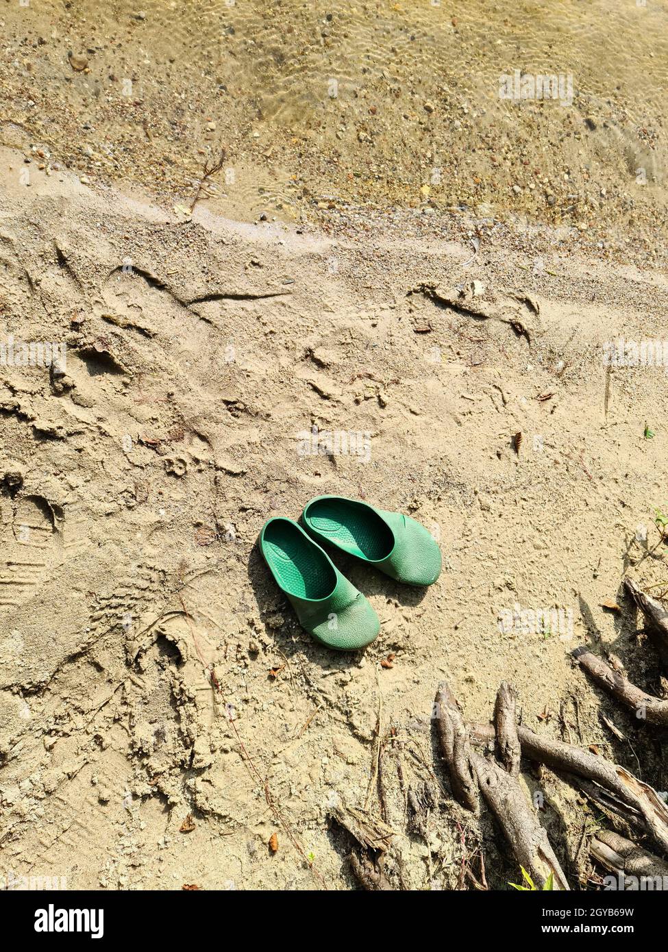 Dirty flip flops hi-res stock photography and images - Alamy