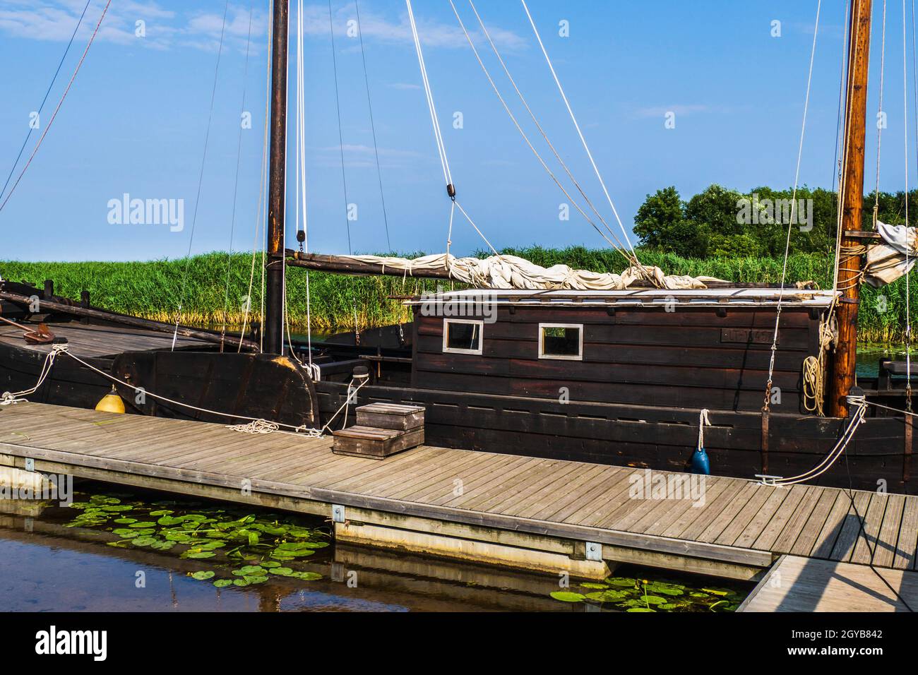 Traditional wooden sailing ship hi-res stock photography and images - Alamy
