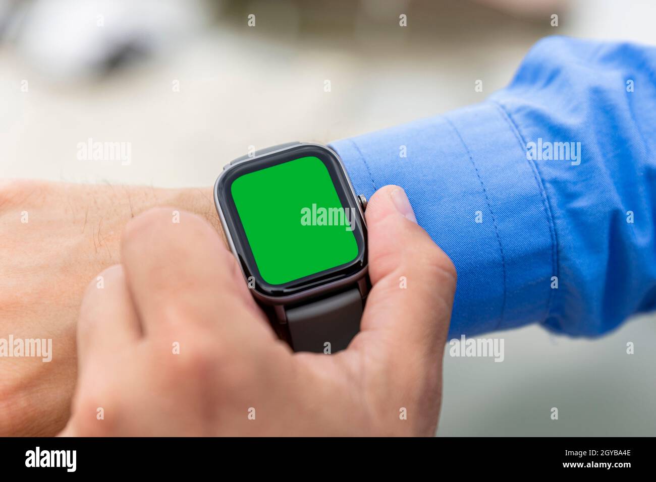 Smart watch on the man's hand with chroma key display for copy space ...