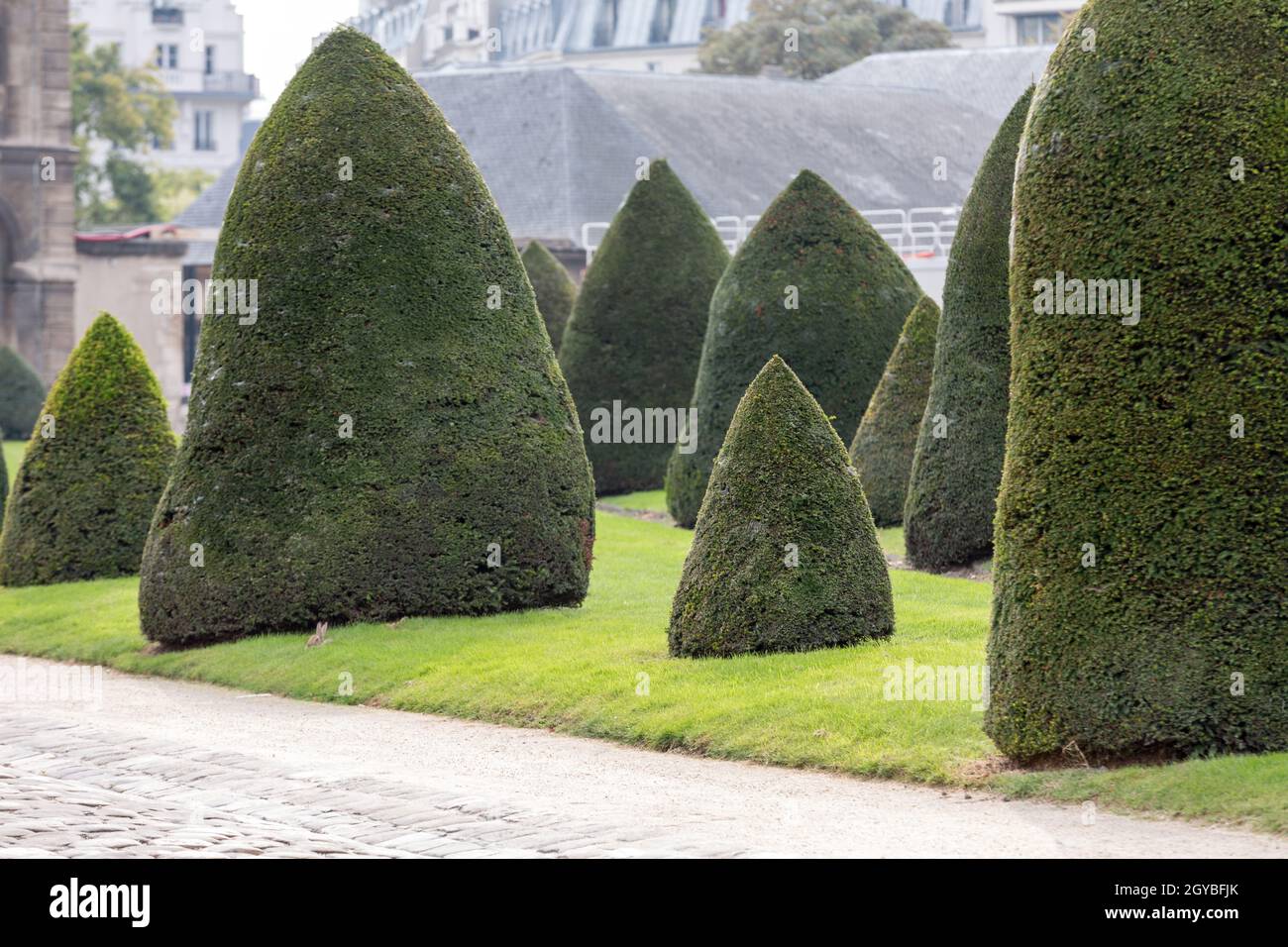 Park near main entrance Les Invalides. Paris, France Stock Photo - Alamy