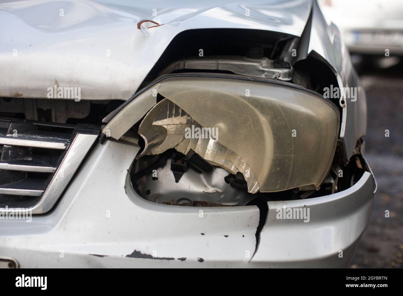 Broken headlight of a car, after an crash Stock Photo - Alamy