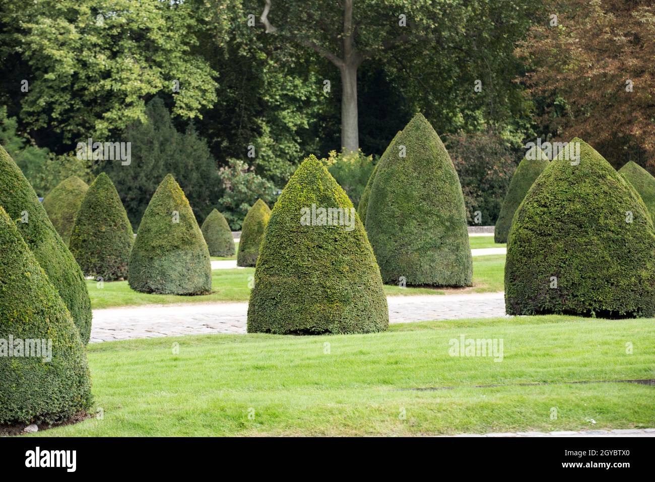 Park near main entrance Les Invalides. Paris, France Stock Photo - Alamy