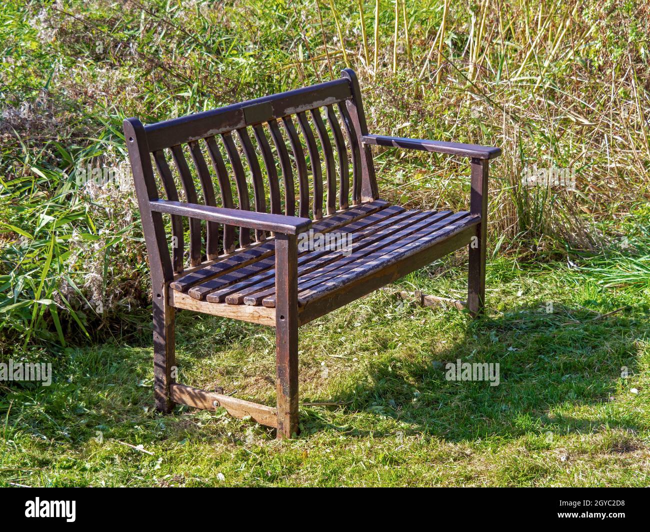 Old wooden bench hi-res stock photography and images - Alamy