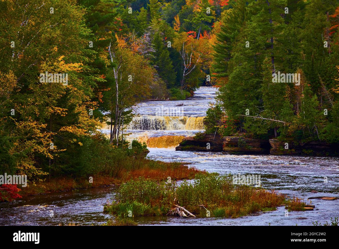 Two tier waterfall hi-res stock photography and images - Alamy