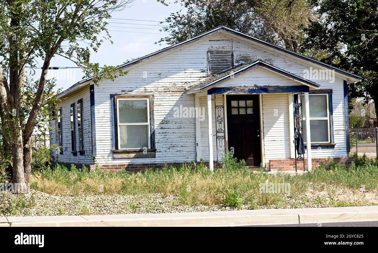 Old Abandoned One Level Home With Porch Stock Photo - Alamy