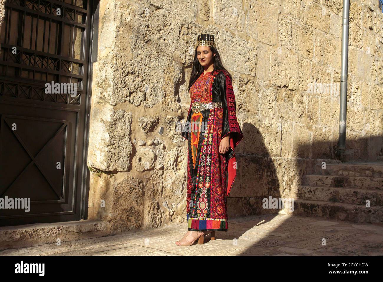Palestinian woman in traditional dress hi-res stock photography and ...