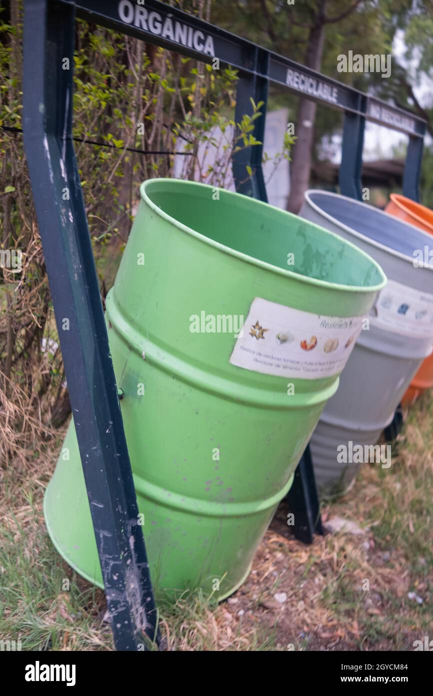 Trash can signs hi-res stock photography and images - Alamy