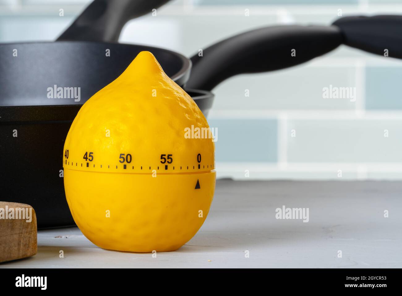 Clean and dry cooking pans on a kitchen counter Stock Photo - Alamy