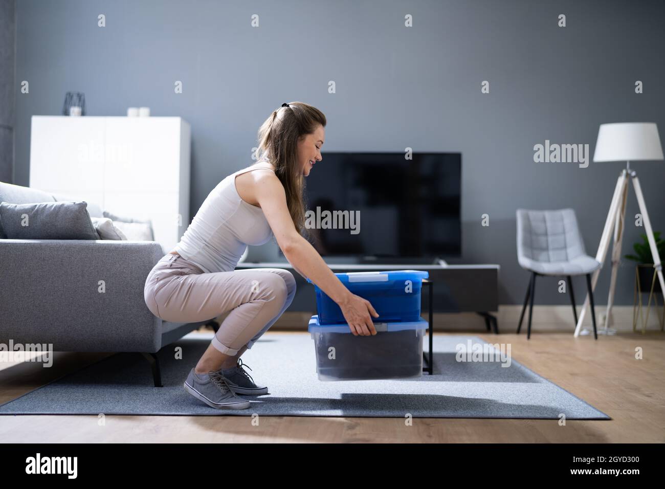 Correct Box Lifting Posture. Heavy Weight Lift Stock Photo - Alamy
