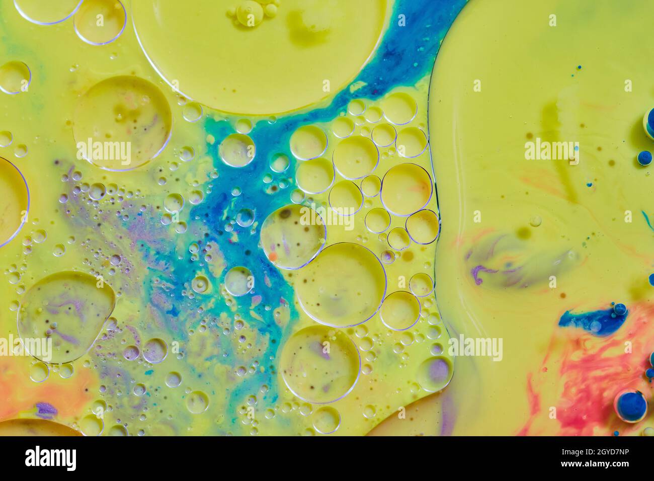 Clear bubbles on colorful yellow liquid surface Stock Photo - Alamy