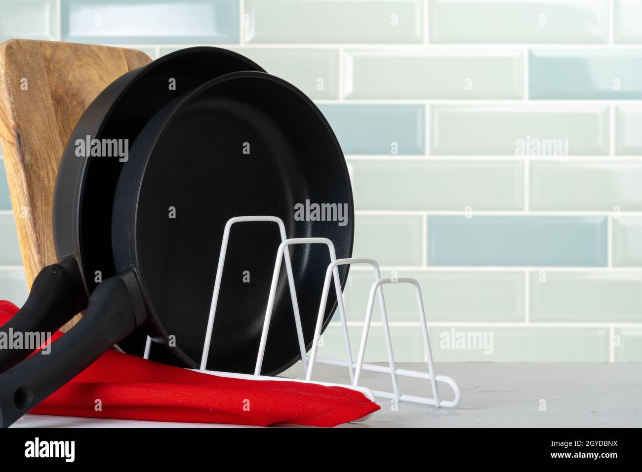 Clean and dry cooking pans on a kitchen counter Stock Photo - Alamy