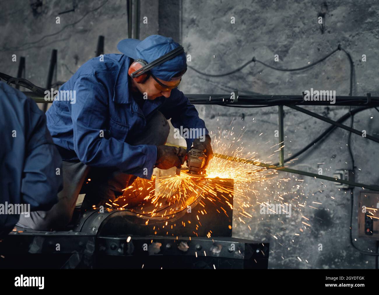 Manual welding process on metal hi-res stock photography and images - Alamy