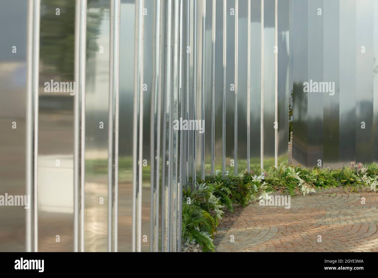 Mirror wall in the park. Architectural element to decorate the city ...