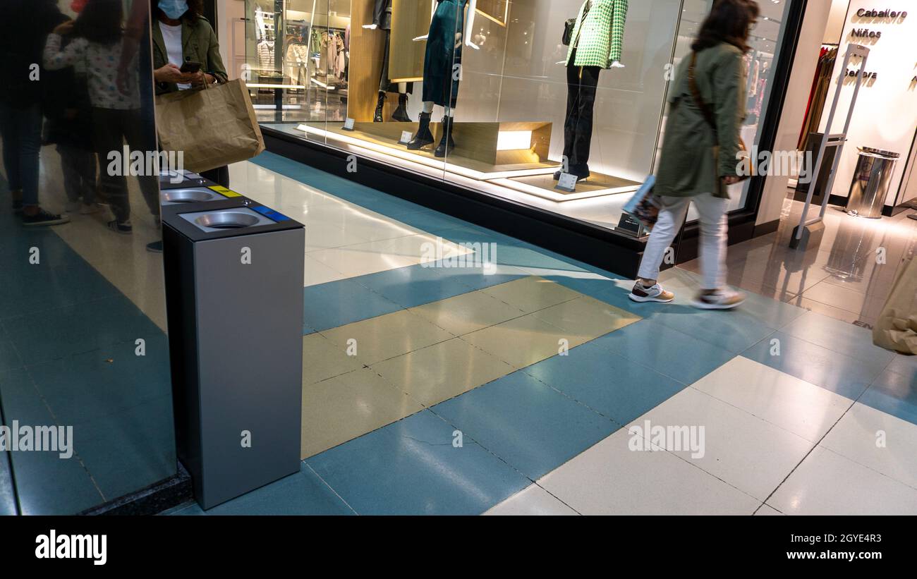 shop window and hallway in a shopping mall Stock Photo - Alamy