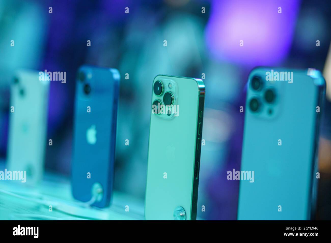 Iphone 13 home screen hi-res stock photography and images - Alamy