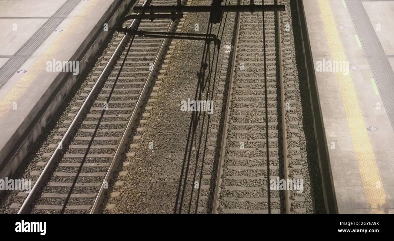 aerial view of platform and railway tracks at a train station Stock ...