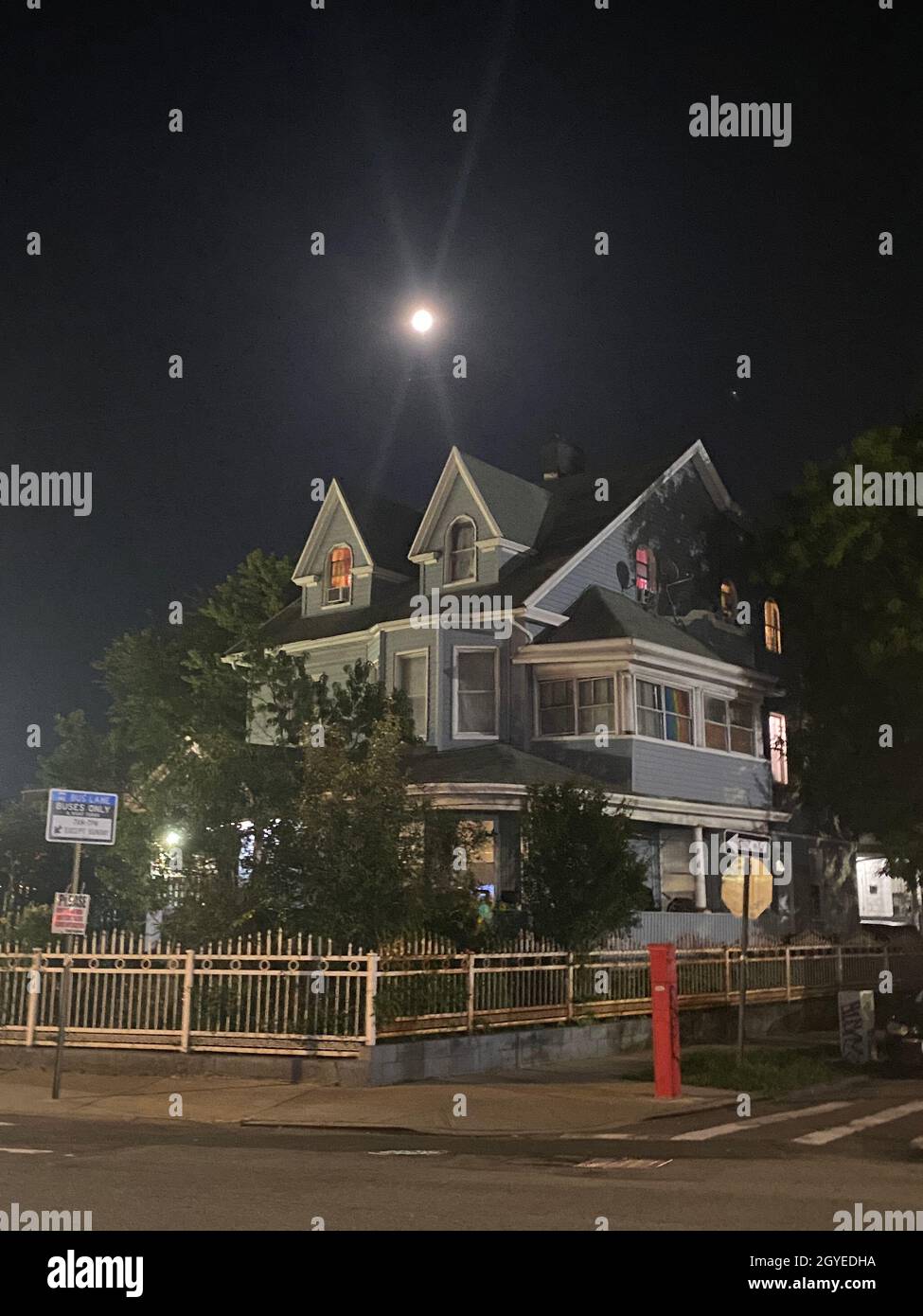 Full moon house neighborhood hi-res stock photography and images - Alamy