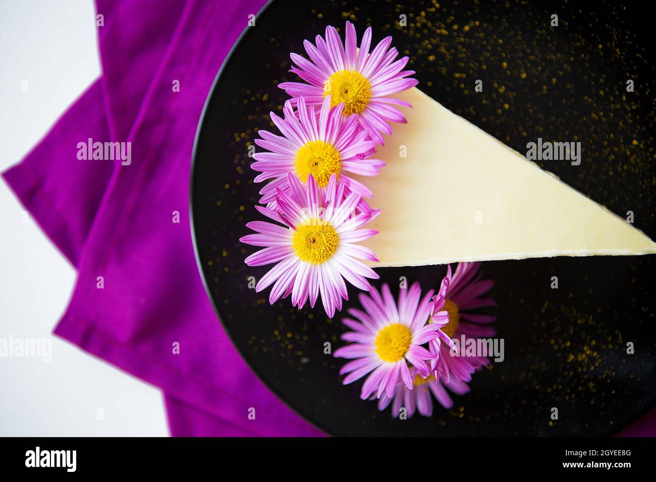Piece cheesecake decorated flowers hi-res stock photography and images ...