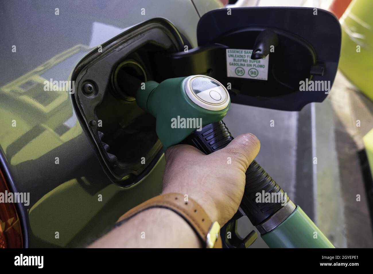 Putting fuel in car hi-res stock photography and images - Alamy