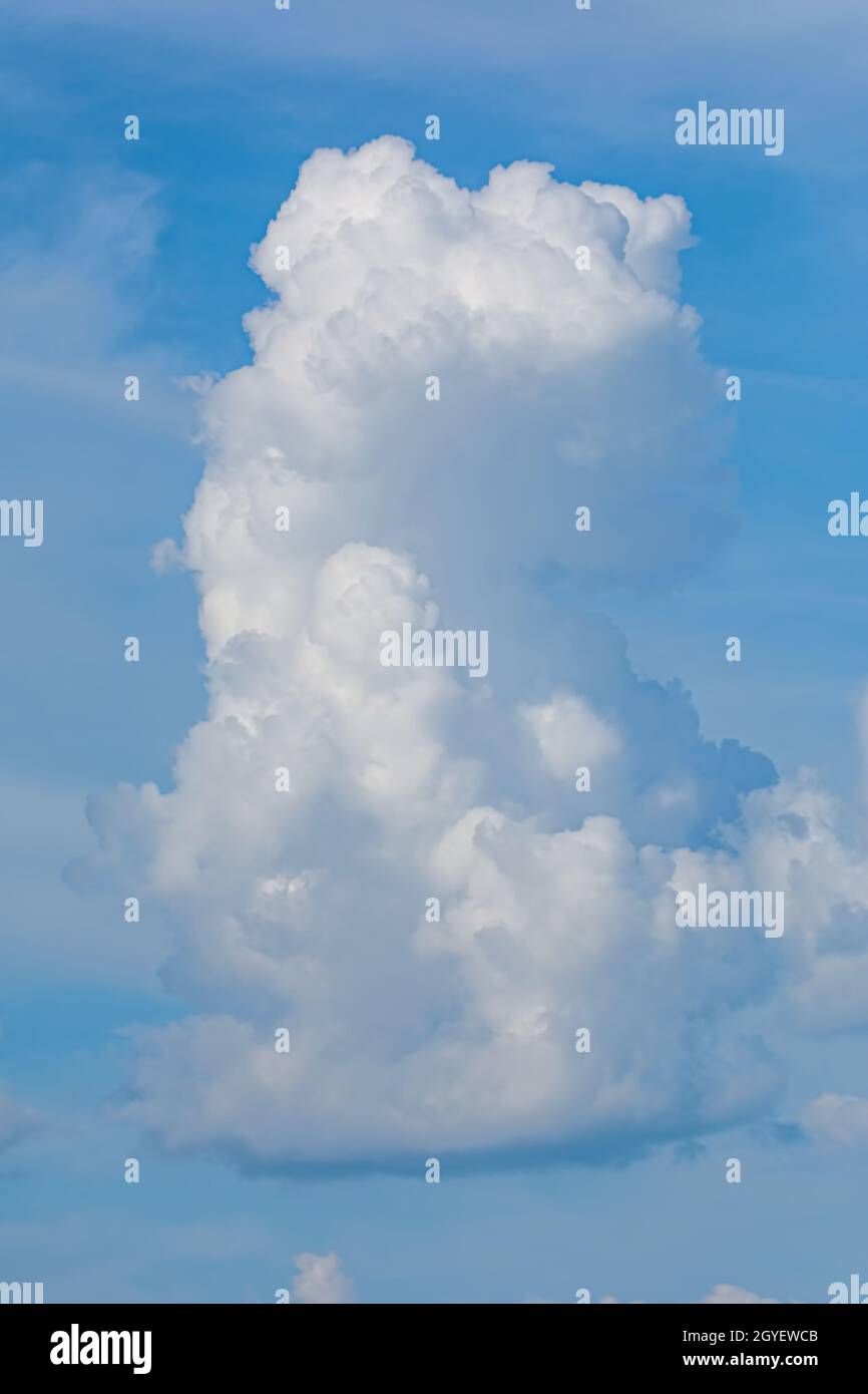 Vertical cloud hi-res stock photography and images - Alamy