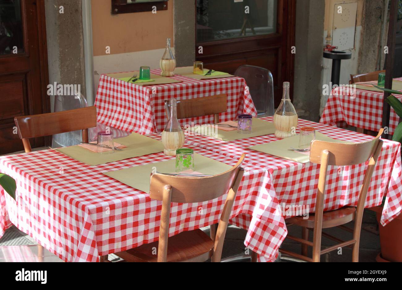 Chairs and table in an empty comfortable restaurant Stock Photo - Alamy