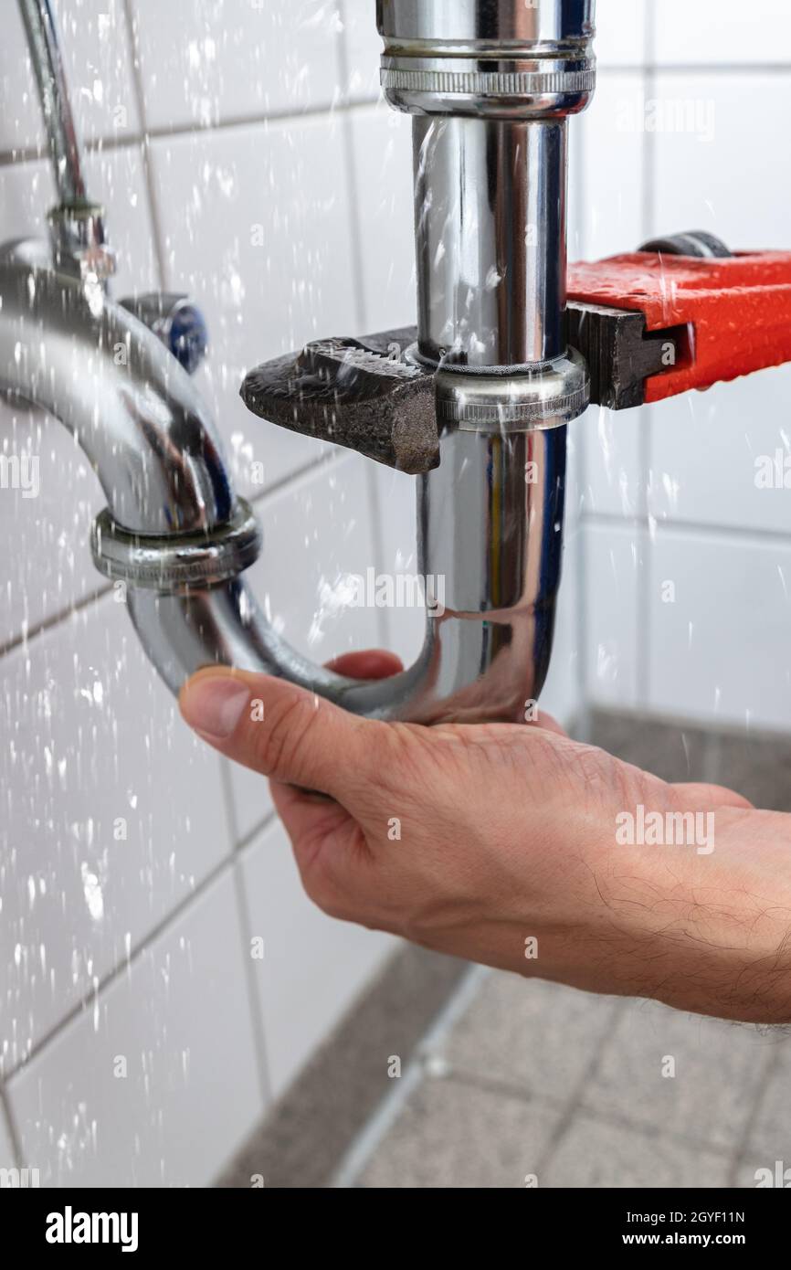 Plumber fixing leaky sink hi-res stock photography and images - Alamy