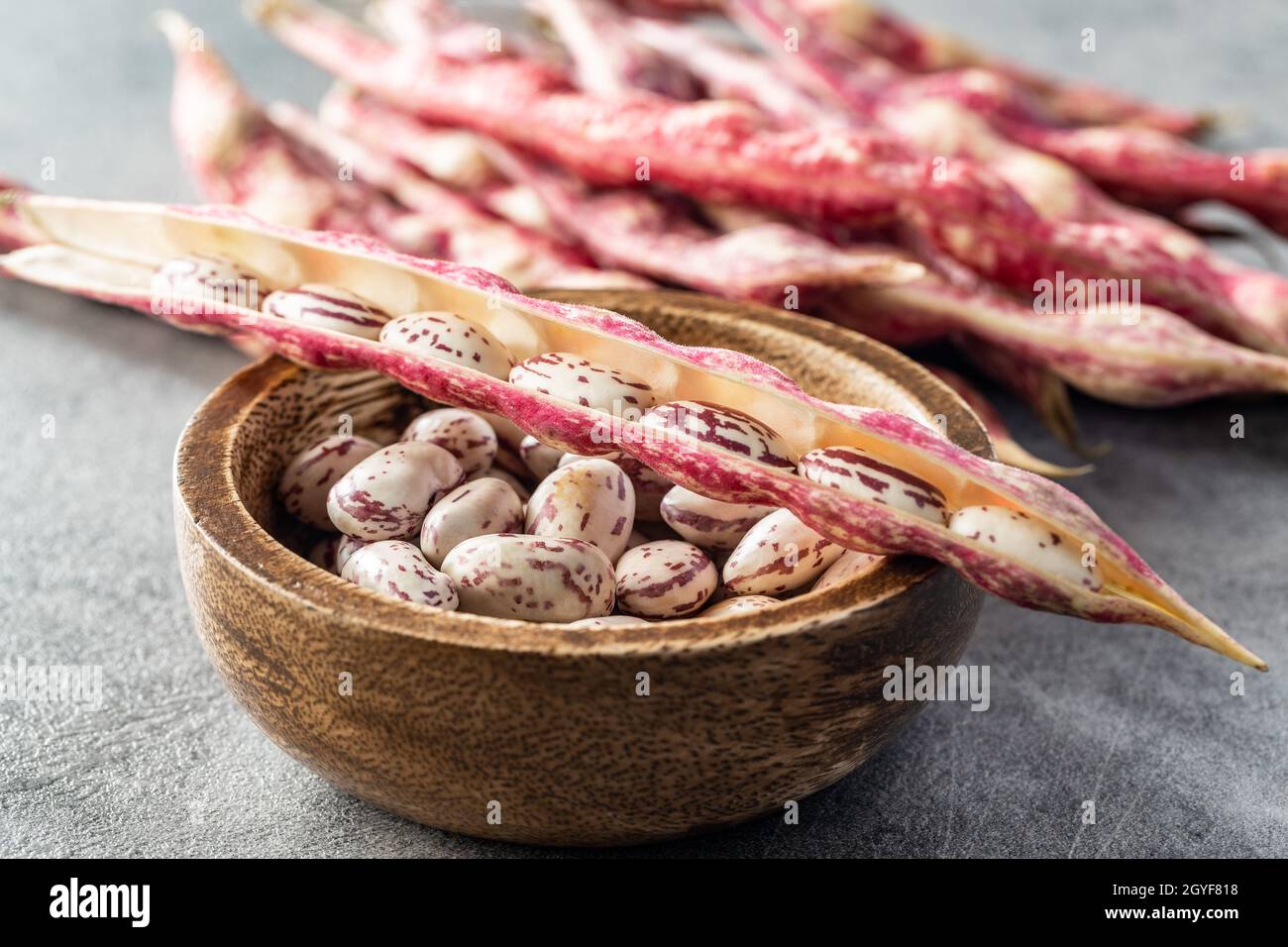Cranberry beans. Borlotti beans in bowl. Beans pods Stock Photo - Alamy