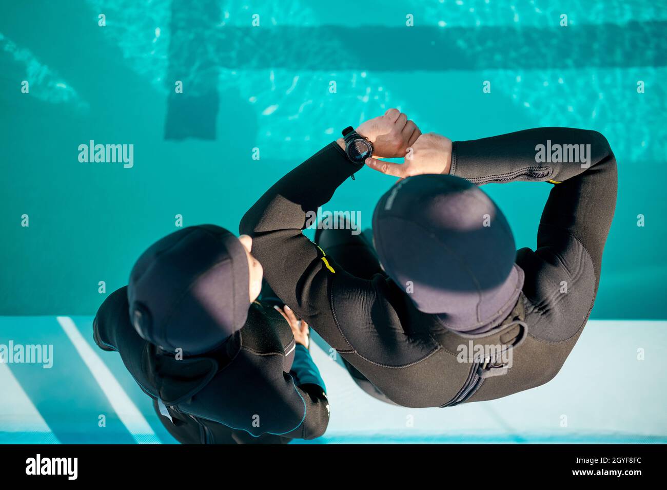 Woman scuba gear wetsuit hi-res stock photography and images - Alamy