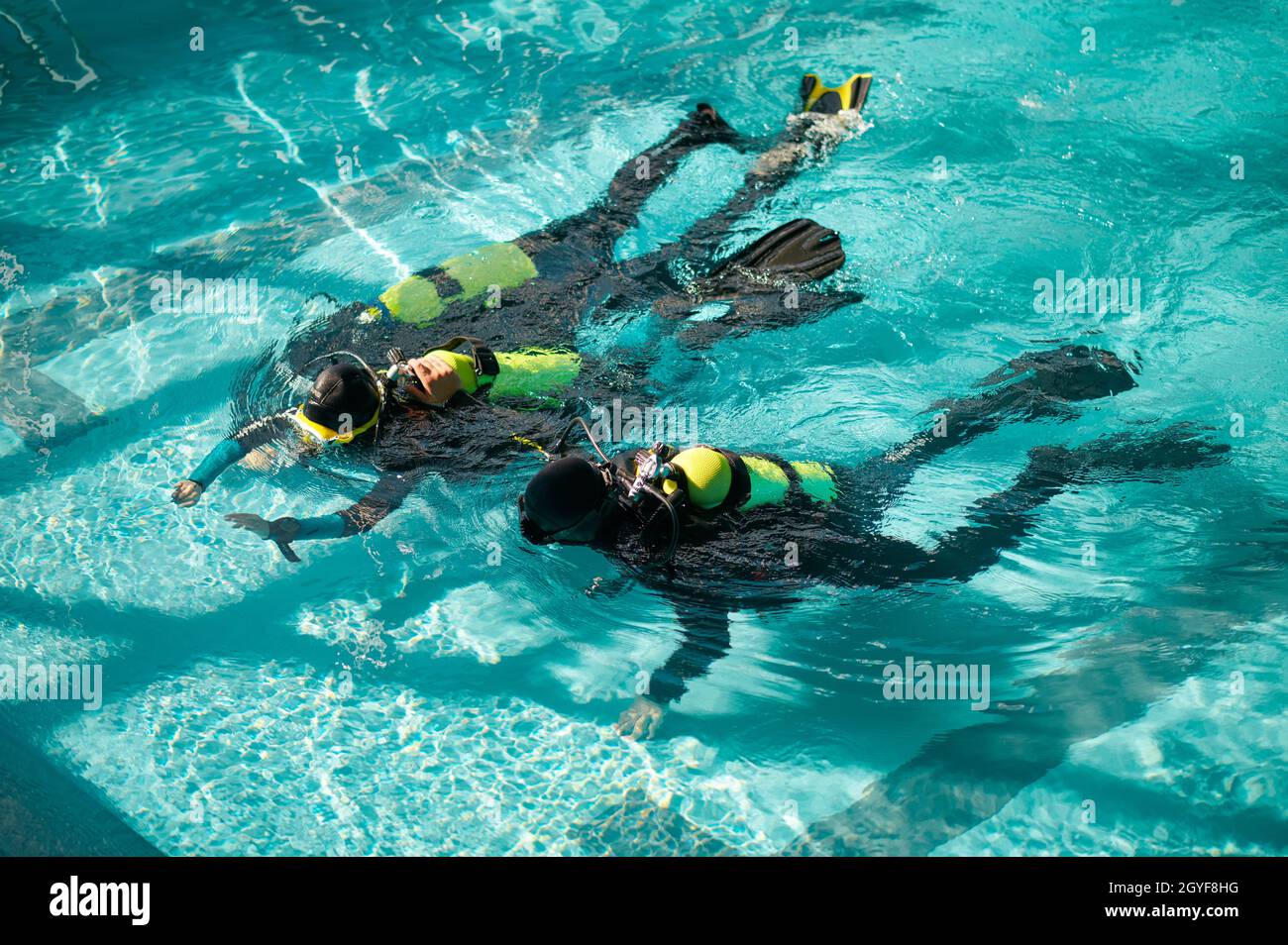 Group swimming lesson hi-res stock photography and images - Alamy