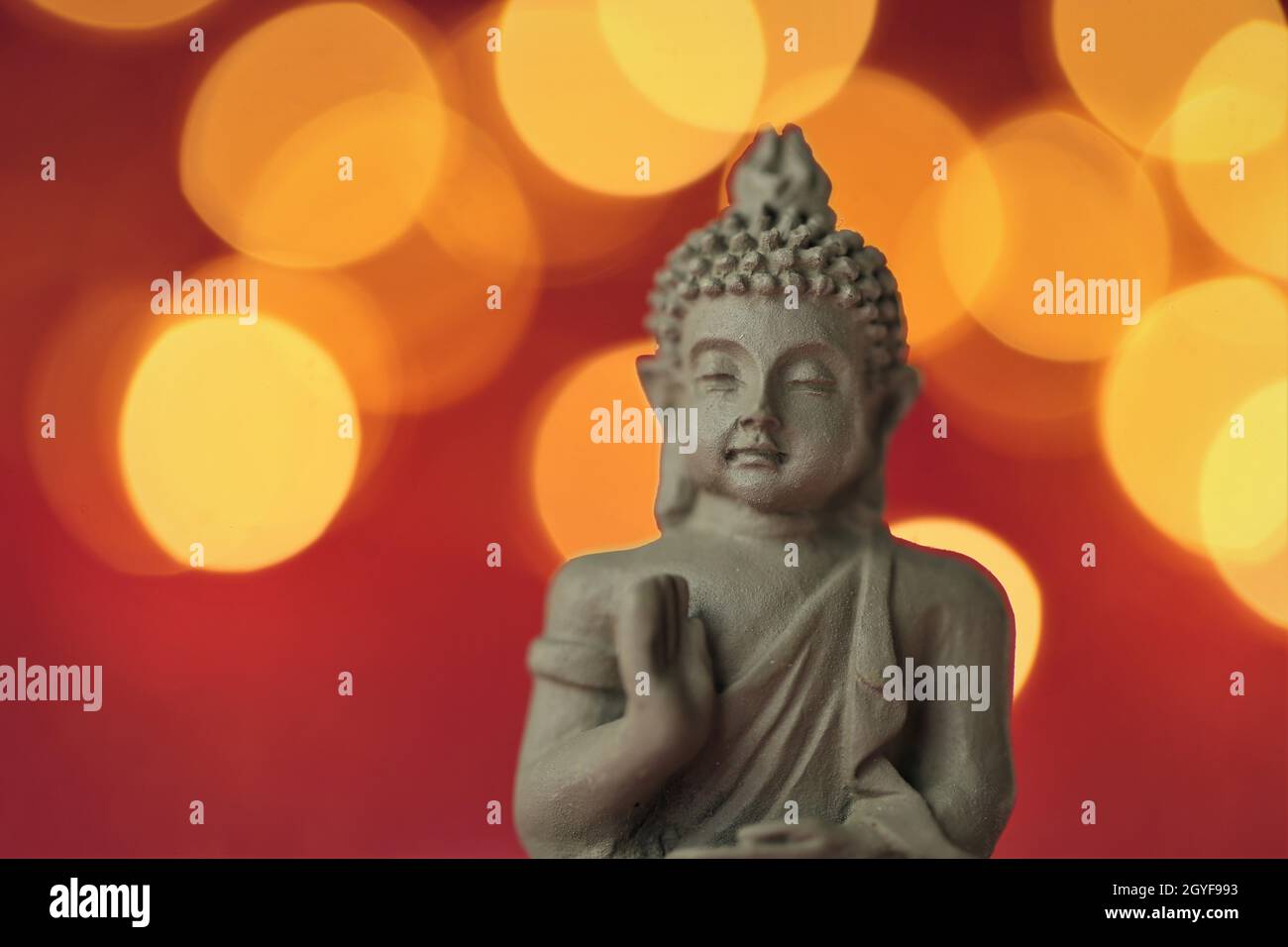 Golden red buddha statue hi-res stock photography and images - Alamy