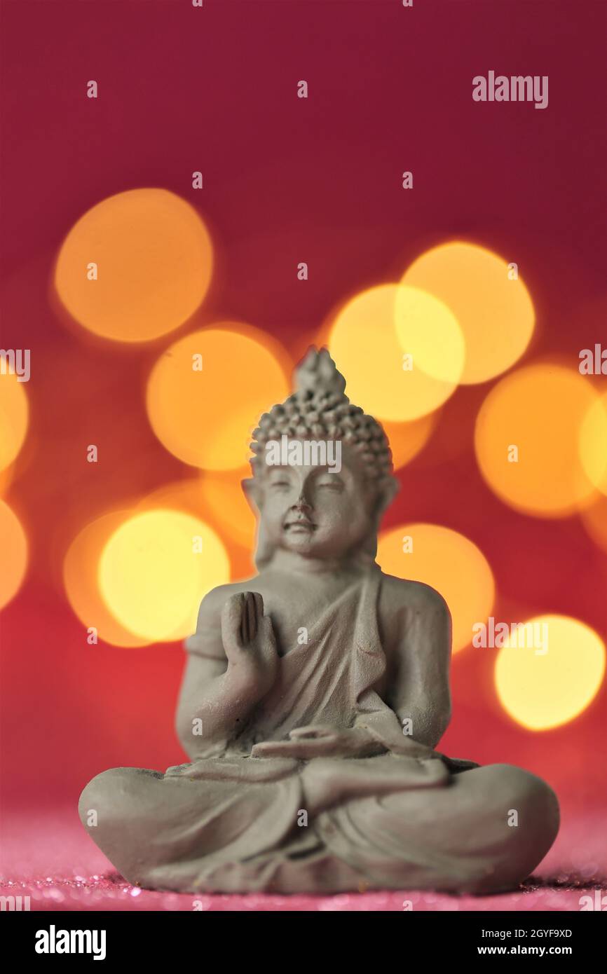 Golden red buddha statue hi-res stock photography and images - Alamy