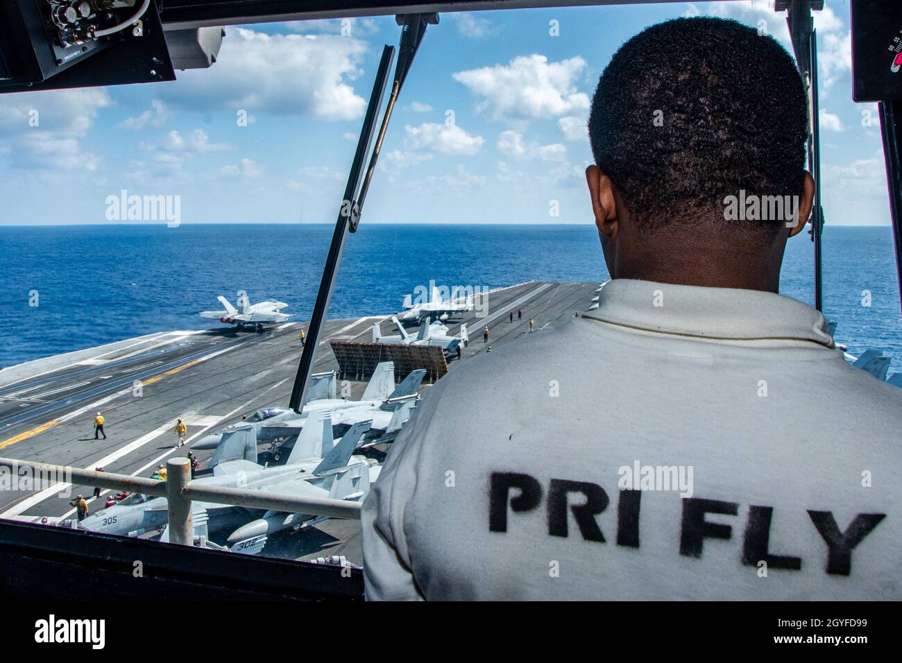 211007-N-BR419-1019 PHILIPPINE SEA (Oct. 7, 2021) Aviation Boatswain’s ... 211007-N-BR419-1019 PHILIPPINE SEA (Oct. 7, 2021) Aviation Boatswain’s ...