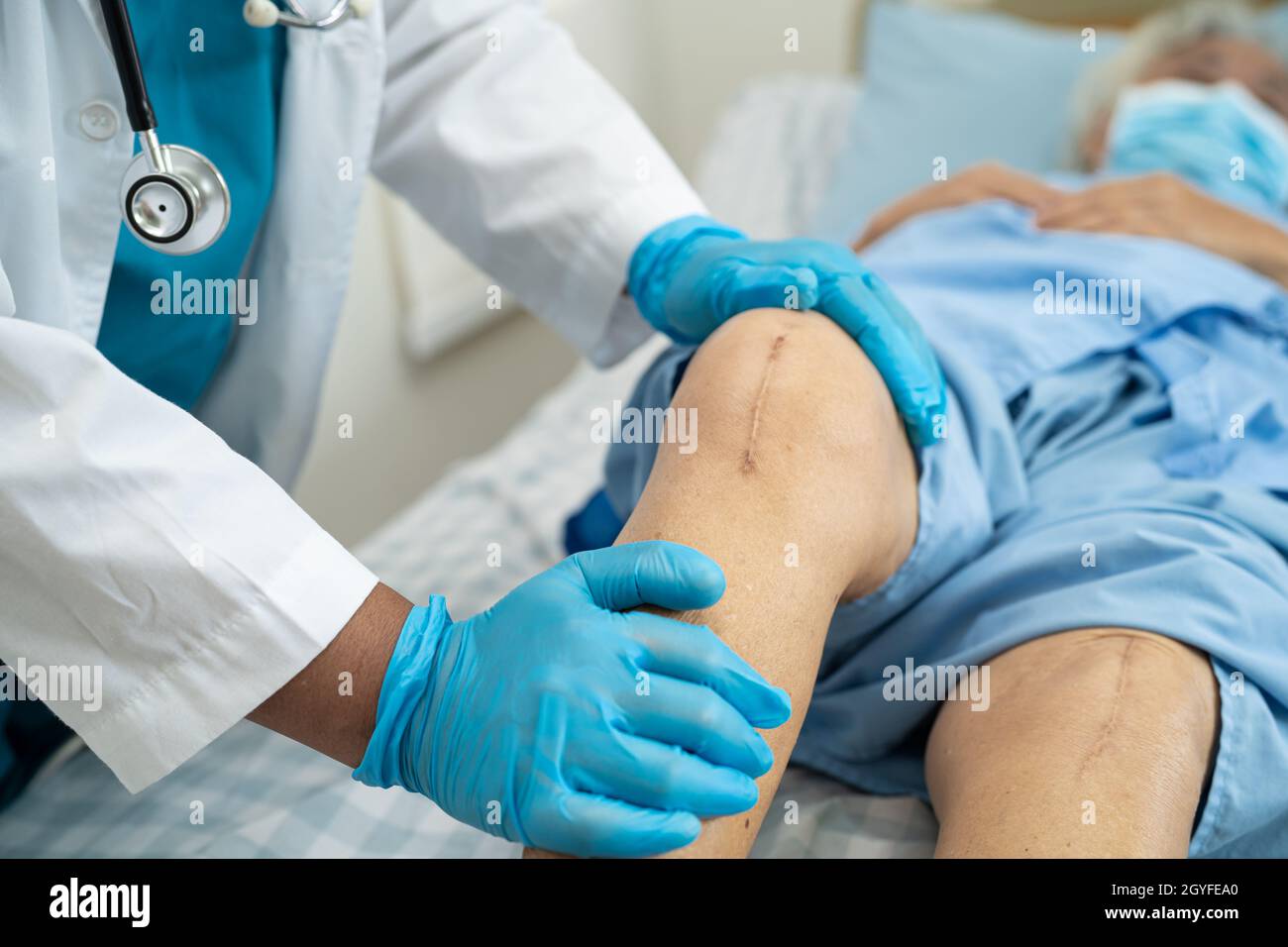 Knee replacement surgery scar hi-res stock photography and images - Alamy