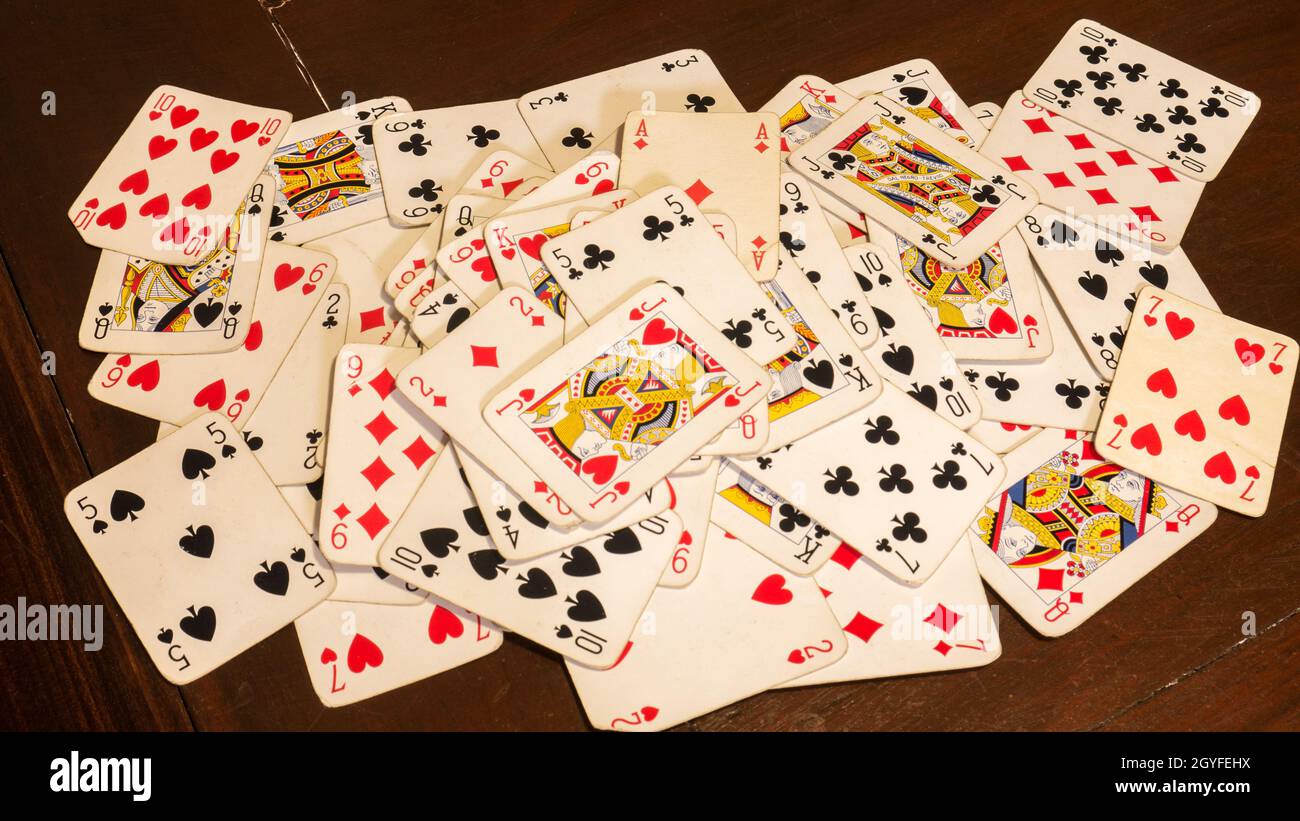 Scattered playing cards hi-res stock photography and images - Alamy