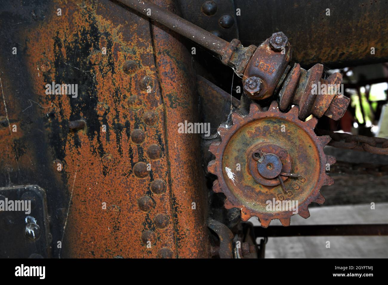 Driving gears on a 1910 Peerless steam traction engine Stock Photo - Alamy