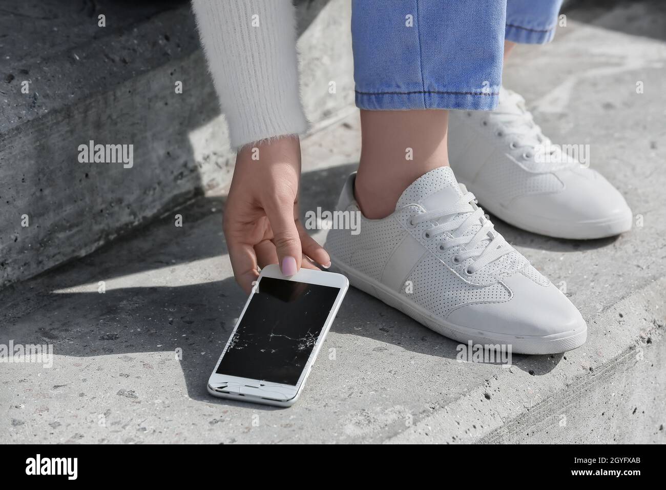Phone cracked glass feet hi-res stock photography and images - Alamy