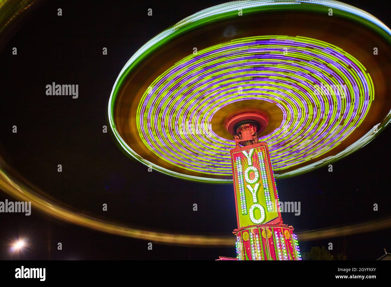 YOYO ride spinning at a fair or carnival Stock Photo - Alamy