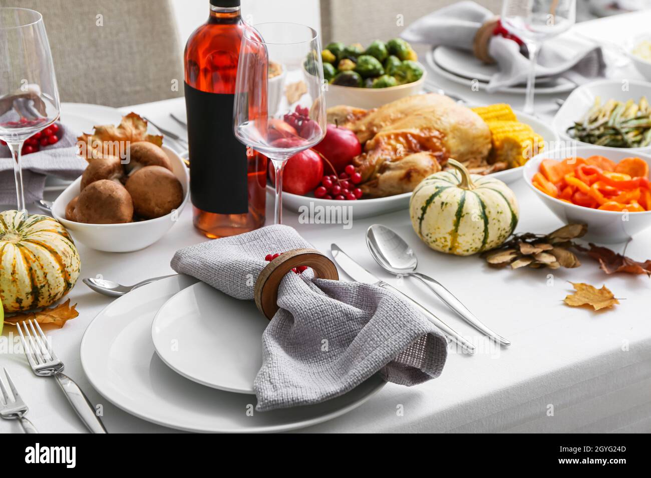 Beautiful table setting for Thanksgiving dinner Stock Photo - Alamy