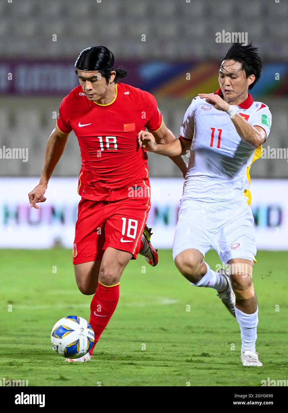 Sharjah. 8th Oct, 2021. Zhang Yuning (L) of China competes with Nguyen ...
