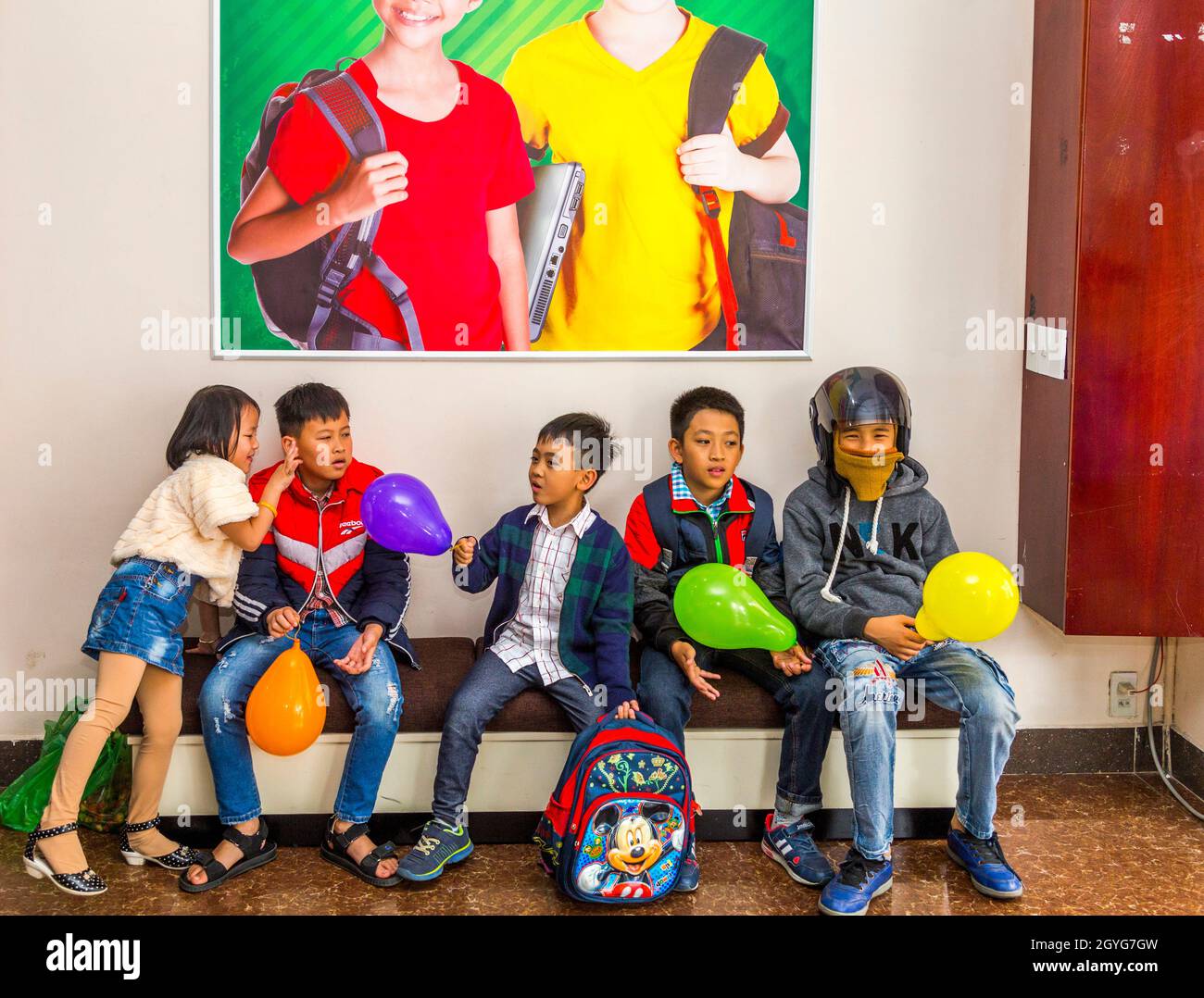 School children sitting on bench hi-res stock photography and images ...