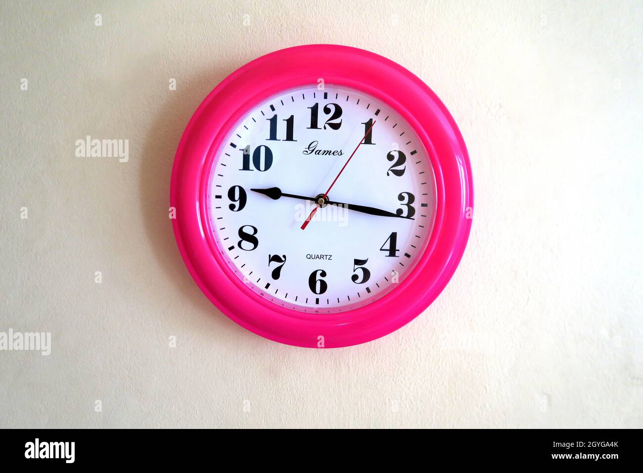 Plain white clock face hi-res stock photography and images - Alamy