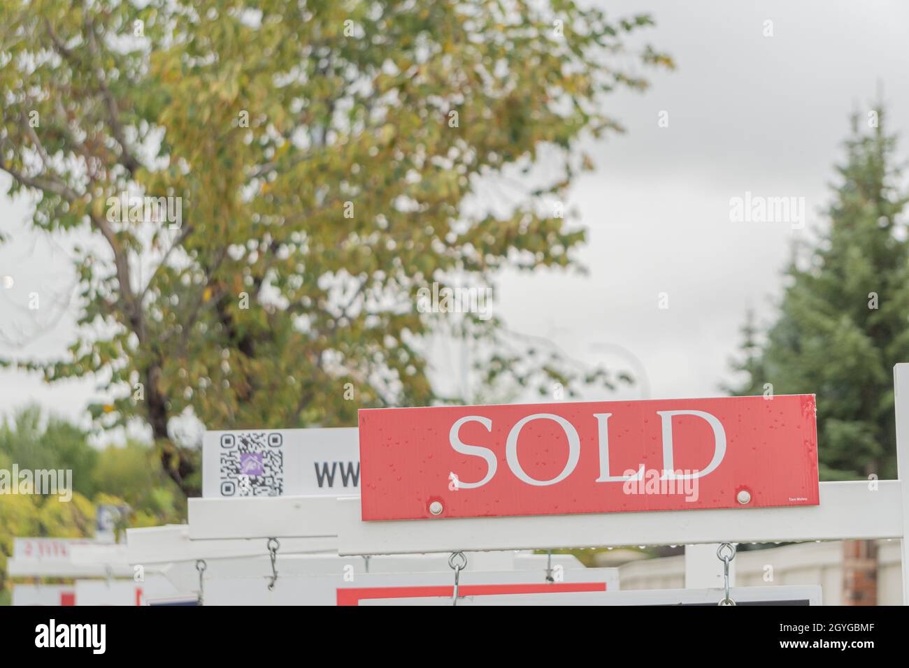 Sold signs street hi-res stock photography and images - Alamy