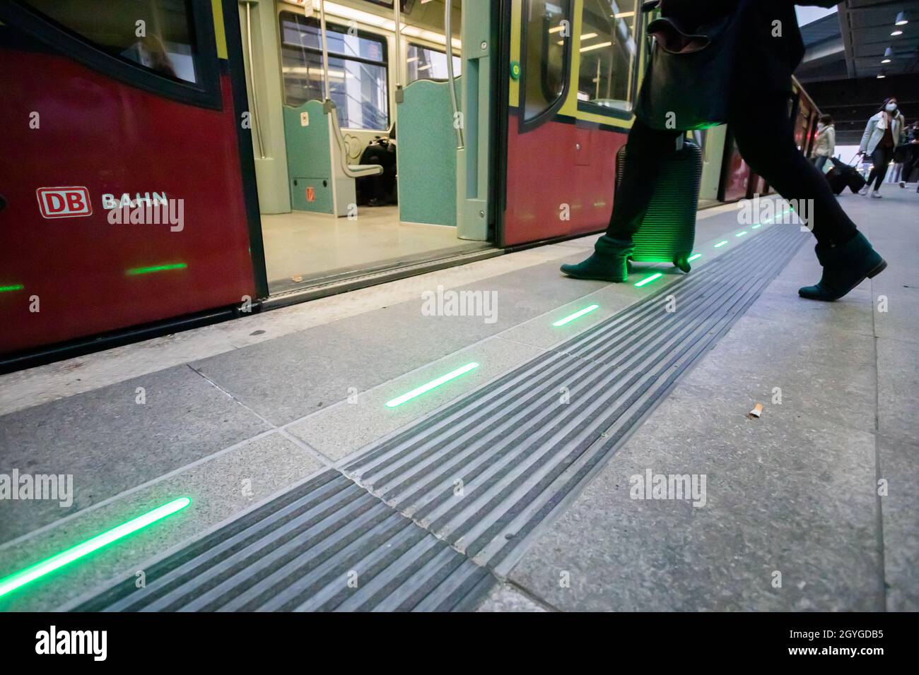 Berlin, Germany. 07th Oct, 2021. An LED platform boundary lights up ...