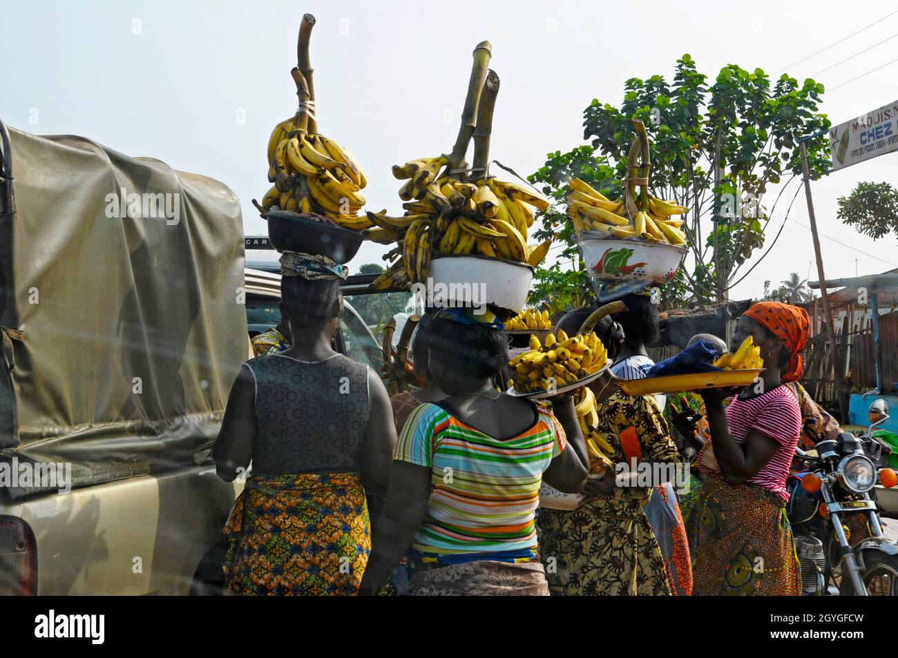 BENIN, BENIN, ATLANTIQUE, TOFFO, BANANA SELLERS IN SEHOUE Stock Photo ...
