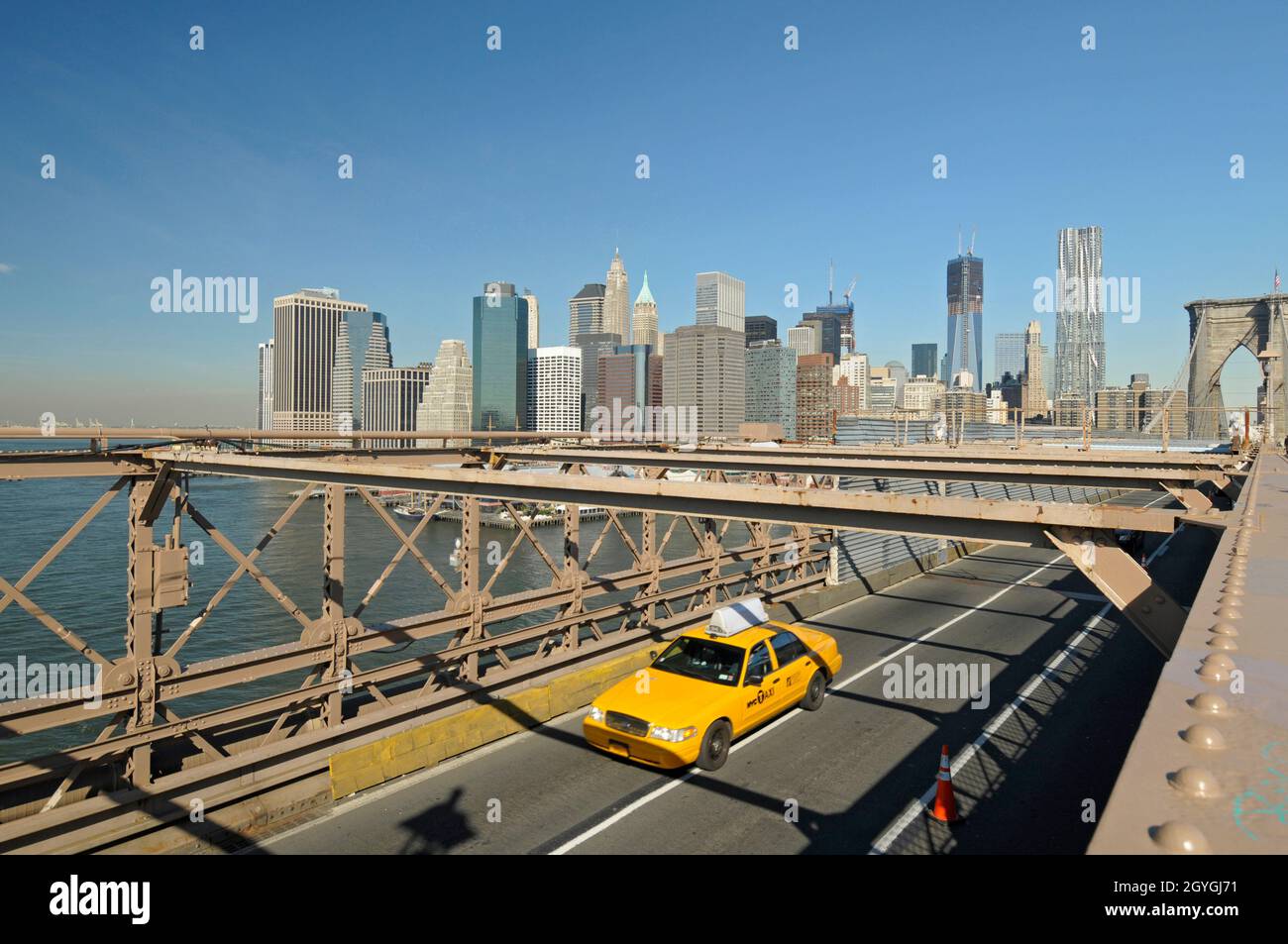 UNITED STATES, NEW YORK, MANHATTAN, YELLOW CAB AND BROOKLYN BRIDGE ...
