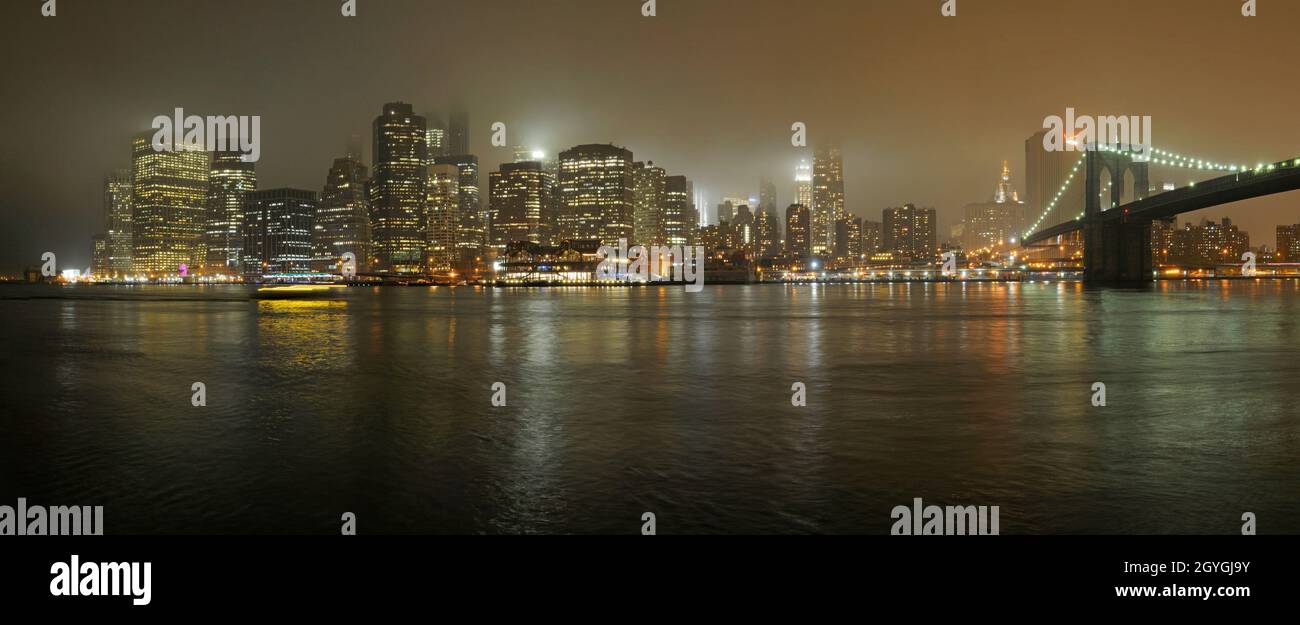 Horizontal brooklyn bridge manhattan at night hi-res stock photography ...