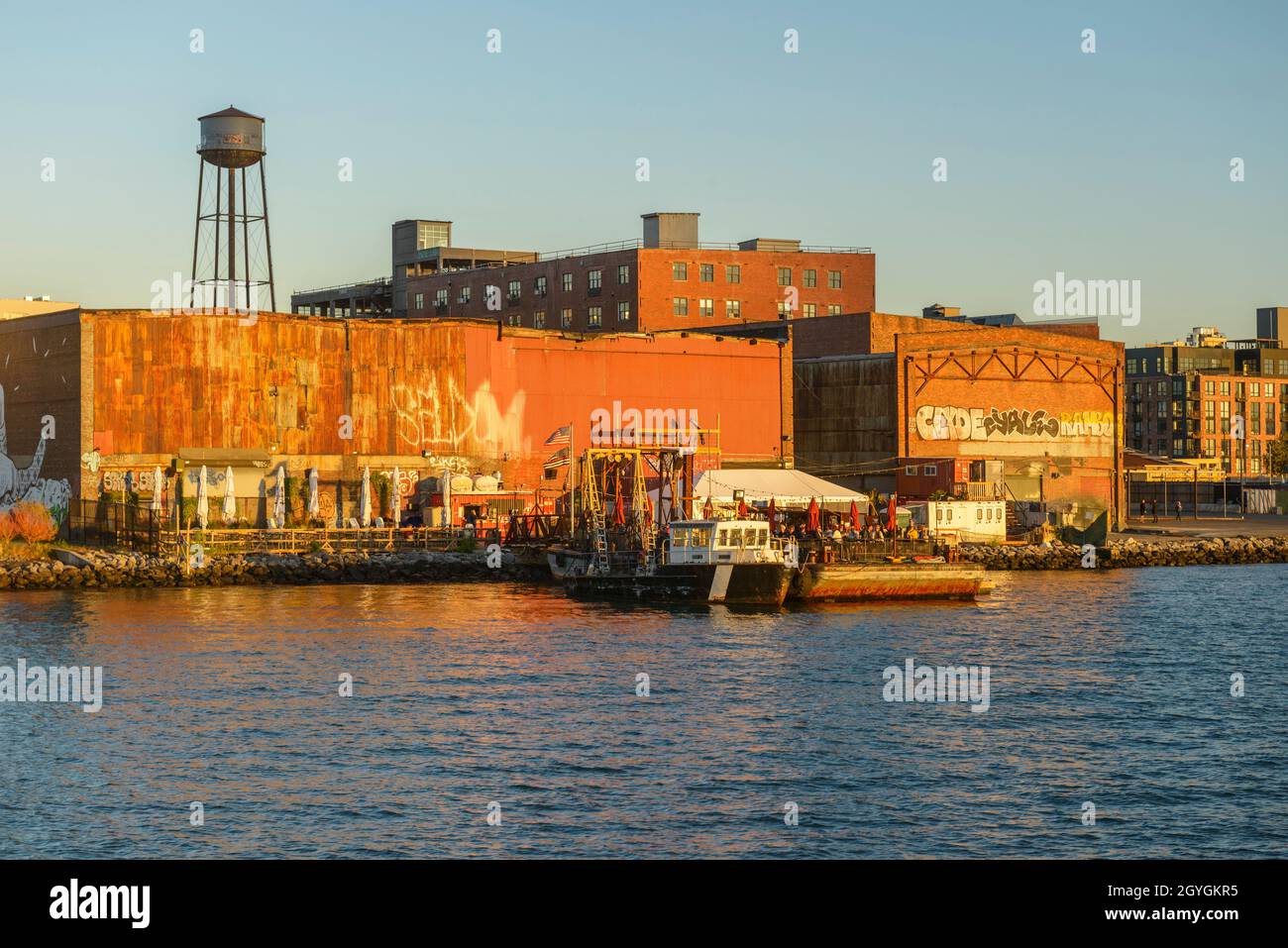 UNITED STATES, NEW YORK, BROOKLYN, GREENPOINT DISTRICT, THE BARGE BAR ...