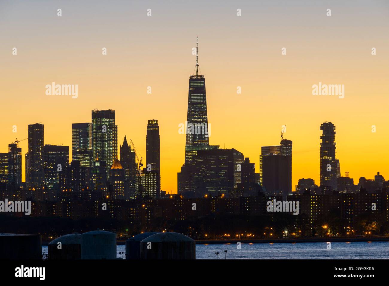 UNITED STATES, NEW YORK, BROOKLYN, MANHATTAN SKYLINE AT NIGHT FROM ...