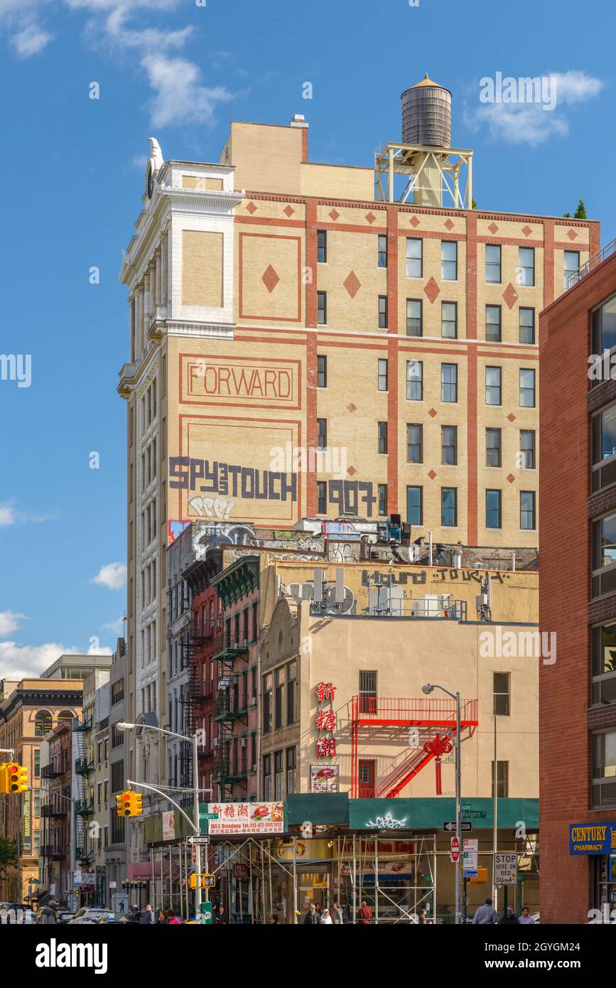 UNITED STATES, NEW YORK, MANHATTAN, EAST BROADWAY, THE FORWARD BUILDING ...